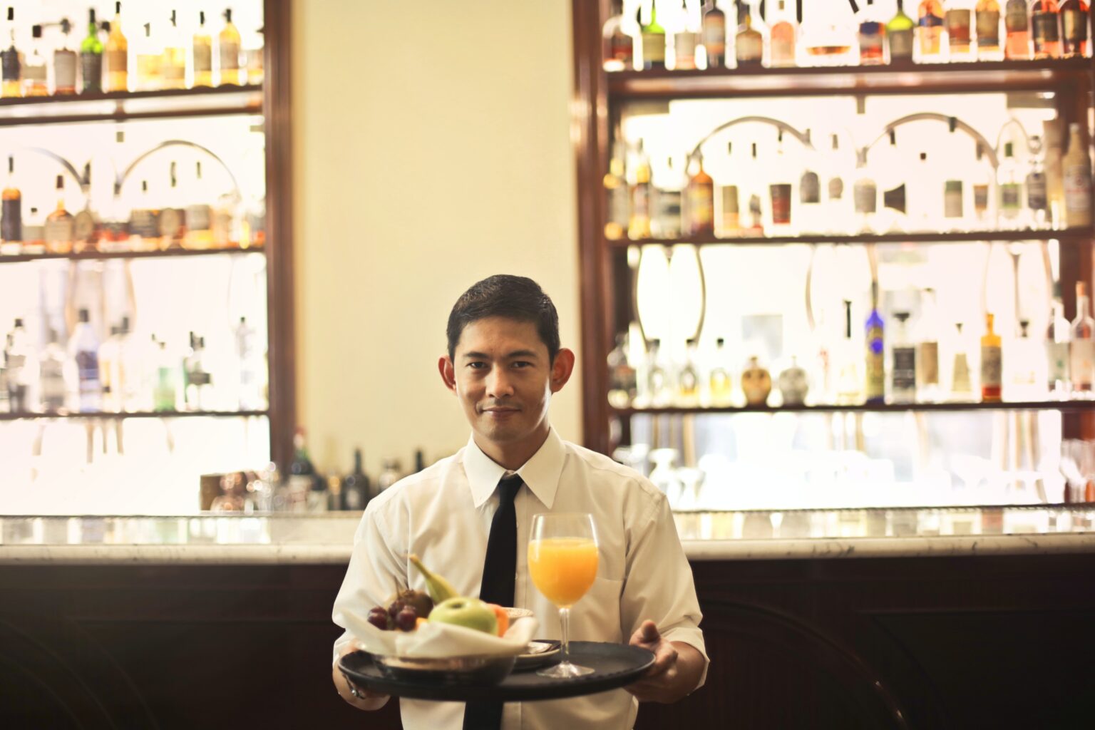 Duties and responsibilities of a waiter in the hotel - Hotel Learner